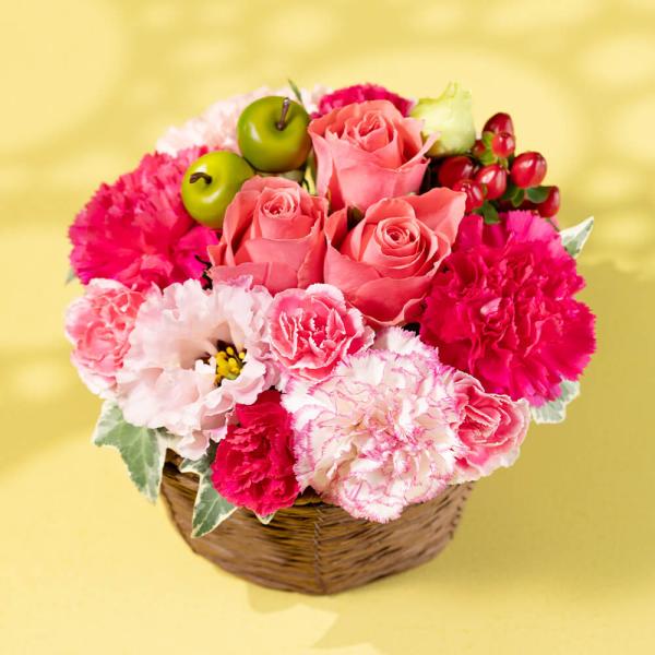 思わず笑顔になるハッピーピンクのアレンジメントピンク色のバラやトルコキキョウ、母の日王道のカーネーションをぎゅっと集めたアレンジメントです。 こんもり丸いラウンド型のアレンジメントなので、玄関先や窓辺はもちろん、テーブルの中央に置いても華や...