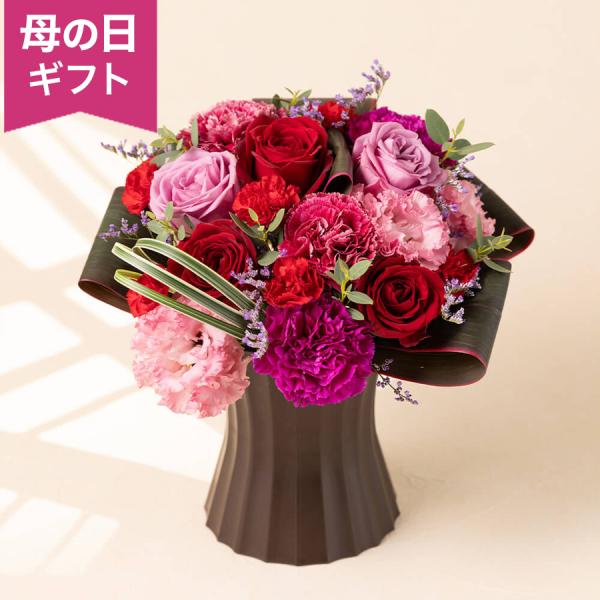 まるで一枚の油絵のような重厚な印象のアレンジメントあでやかに咲き誇る2種類のバラやカーネーションにワイン色のカーネーションやトルコキキョウを合わせた、まるで油絵のごとく重厚な印象のアレンジメントです。 ハイブリットスターチスやユーカリを組み...