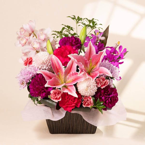 伝統とモダンの魅力に溢れる華麗な贈り物あでやかに咲き誇るオリエンタル百合をメインに、母の日らしいカーネーション、モカラ、スプレーマムなどを和風の籠にアレンジしました。 和の伝統にモダンな雰囲気をプラスしたアレンジは、和室でも洋室でも相性が良...