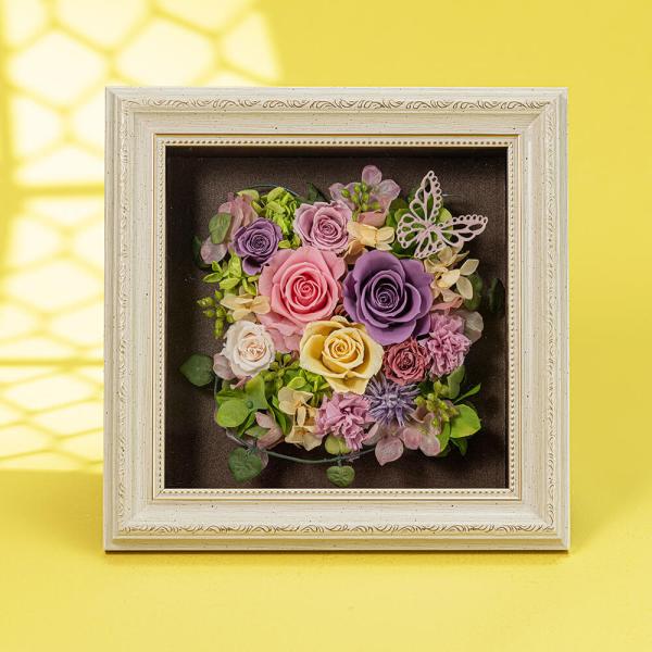 幸せを運ぶ「蝶」とバラのフレームアレンジまるで美しいイングリッシュガーデンのワンシーンを切り取ったかのような、春の息吹を感じるフラワーフレームをお届けします。上品なパステルカラーのバラをふんだんに使用して仕立てた母の日限定のアレンジメント。...