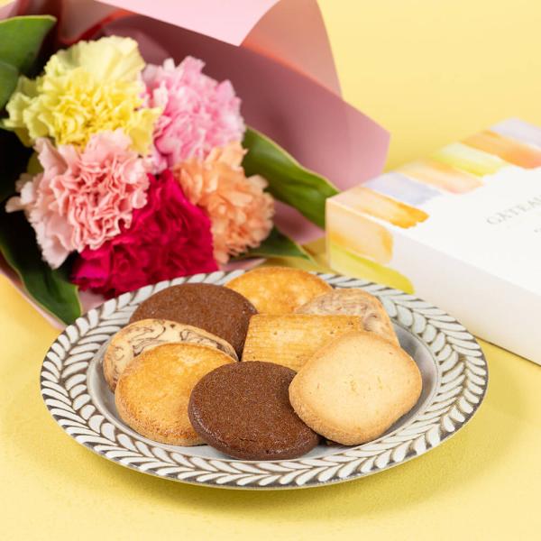 心ほどける、バターの風味香る。彩り豊かな焼き菓子の贈り物  京都で愛され続ける、職人技  1947年に京都で創業したフランス屋製菓。長年ショコラティエとして培ってきた確かな技術と選りすぐりの素材を用い、ひとつひとつ丁寧に焼き上げました。 バ...