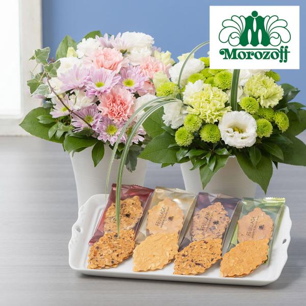 セレモニーアレンジメントと銘店のお菓子をお届けご先祖様の供養として、また故人を大切に想う気持ちを込めて、そのまま飾ることができますので、ご家族の手を煩わせることなく、ご仏前にお供えいただけます。花と花の間を繋ぐグリーンは故人様とのつながりを...