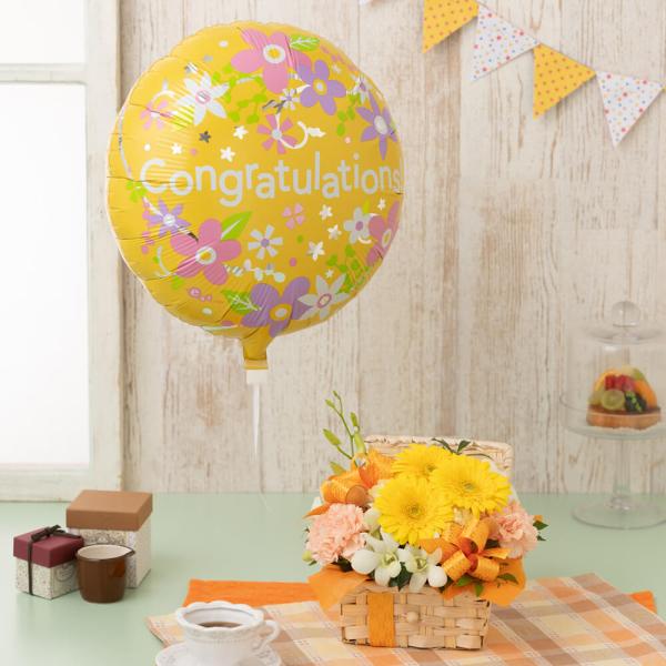 箱を開けた瞬間、「Congratulations」バルーンがふわりと浮かんできます。驚きの仕掛けが、受け取られた方の感動を誘うサプライズギフトです。プレゼントボックスをイメージした花も明るい黄色・オレンジ系でまとめ、華やかさをプラスしました...