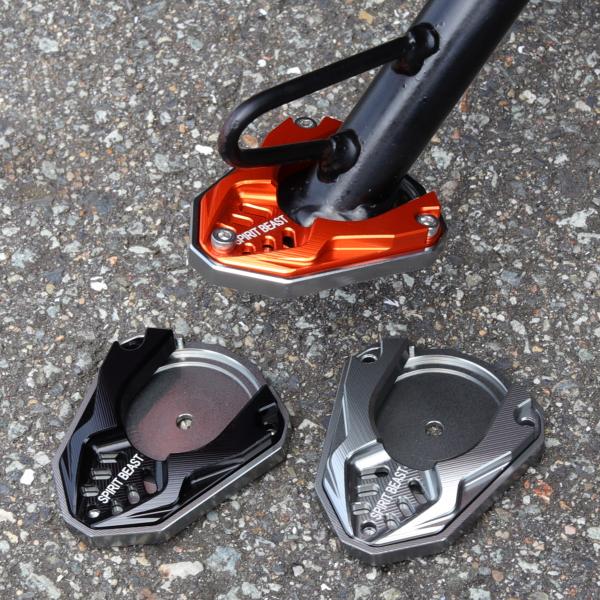 KTM スモールシリーズ DUKE / RC用サイドスタンドプレート使用頻度の高いサイドスタンドをお手軽にドレスアップが可能です。取付も付属のボルトで締めるだけ！カラーアルマイト加工で高級感も！接地面が増え、背面の凹凸加工により駐停車時の安...