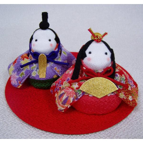 【ご購入後の当店からの連絡はご登録のメールアドレスに通知いたします。必ずご確認ください】【商品概要】簡単に作れるお雛様のインテリア。材料一式と説明書が入っています。できあがりサイズは高さ６cm、台の直径約１４cm。緋色の円座に仲良く並ぶお雛...