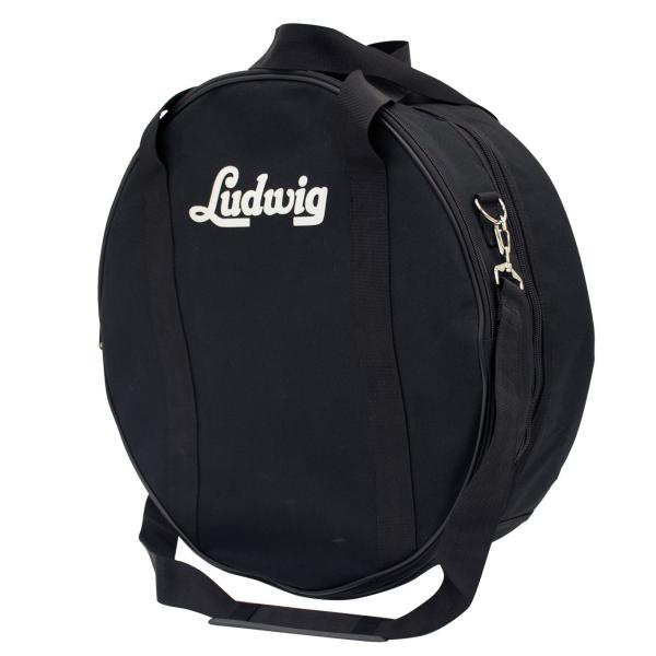 【ご購入後の当店からの連絡はご登録のメールアドレスに通知いたします。必ずご確認ください】【商品概要】ラディックロゴ入りのシンプルなナイロン製のスネアバッグ。コストパフォーマンスの高いモデルです！15インチの大口径も収納可能です。前面のポケッ...