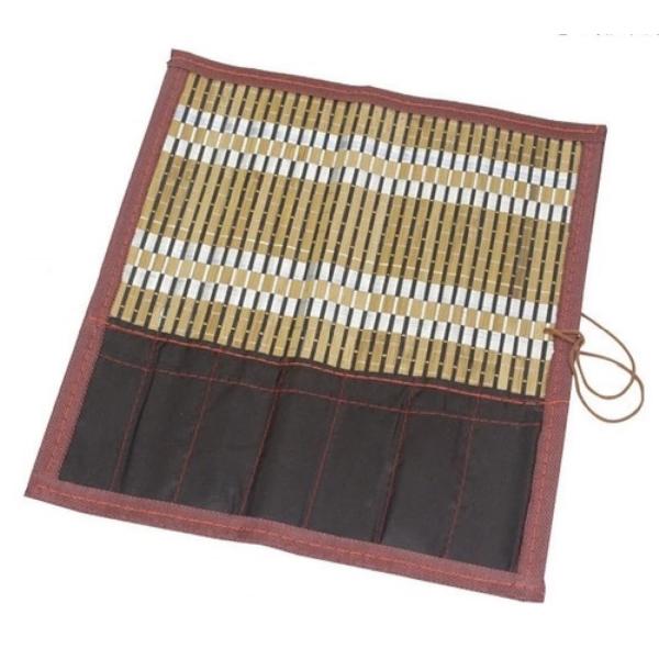 【ご購入後の当店からの連絡はご登録のメールアドレスに通知いたします。必ずご確認ください】【商品概要】大切な筆の穂先を痛めることなく丸めるだけでコンパクトに収納できる筆巻き！通気性がよく７本の筆が入る仕切りポケット付きで持ち運びにも最適です。...