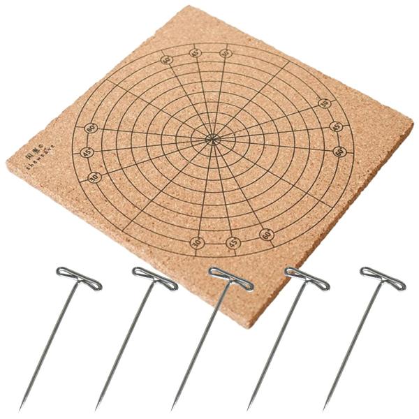 【ご購入後の当店からの連絡はご登録のメールアドレスに通知いたします。必ずご確認ください】【商品概要】【マクラメ編みがきれいにできる】コルクボードとT字ピンのセット。マクラメ編みをしっかりとサポートします。ボードの目盛やサークルを目安として結...