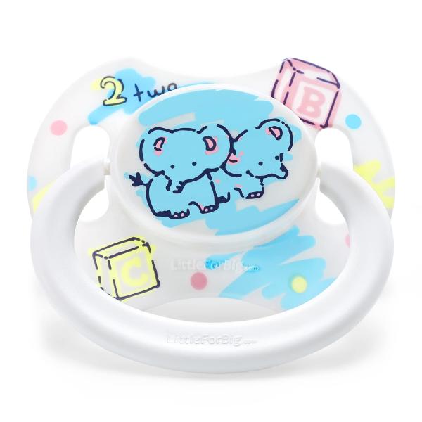 【ご購入後の当店からの連絡はご登録のメールアドレスに通知いたします。必ずご確認ください】【商品概要】【こだわりのデザイン】ポピュラーのおしゃぶり。象ちゃん/熊ちゃん/鹿ちゃんのプリントを付いて、可愛さ満載。蓋付きなので衛生的、軽量で持ち運び...