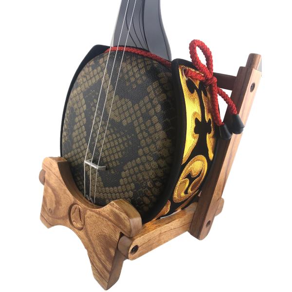 【ご購入後の当店からの連絡はご登録のメールアドレスに通知いたします。必ずご確認ください】【商品概要】沖縄三線用の折りたためる木製スタンドです。重さは約300gと軽く、小さく折りたためるので持ち運びにも便利。楽譜のスタンドやバチ置きとしてもお...