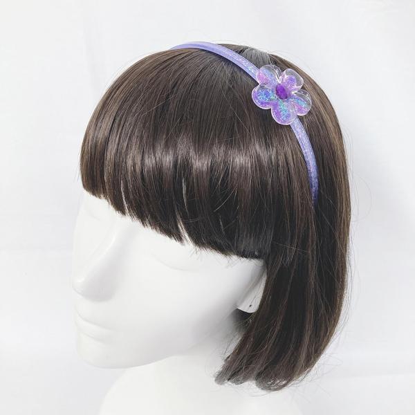 【ご購入後の当店からの連絡はご登録のメールアドレスに通知いたします。必ずご確認ください】【商品概要】グリッターがきらめくワンポイントのお花が可愛いカチューシャ【商品説明】【商品詳細】ブランド：ミナキュート(Minacute)商品種別：おもち...