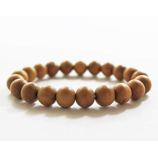 インド、マイソール産の老山白檀10mm玉を使用したブレスレットです。白檀の原産地は、インド、インドネシア、オーストラリアなどですが、その中でも特にインド産白檀が最も高品質とされています。独特の強い香りを放つ白檀は、紀元前5世紀頃には、既に高...