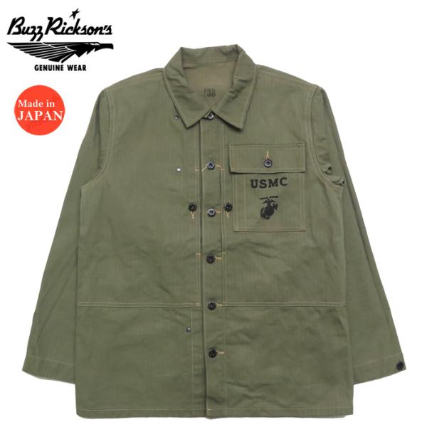 米海兵隊が1944年に採用したヘリンボーンツイルのユーティリティーコート。両胸には肩から胸に掛けての容量の大きいポケットが付き、左胸には更にフラップ付きパッチポケットが追加される機能的な仕様を持っている。袖は1枚仕立てで、袖先は1個の鉄ボタ...