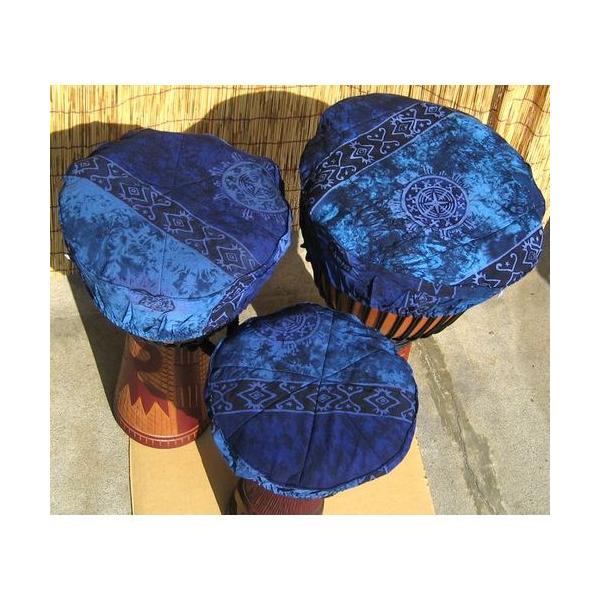 インドネシア製のジャンベ用ヘッドカバーです。バティック(ろうけつ染布)の生地を使ったモデルで、インナーにはスポンジがあしらわれています。 ジャンベのヘッド部分は、先の尖ったものなどに当たると裂けやすいですので、ヘッドカバーで保護することをお...