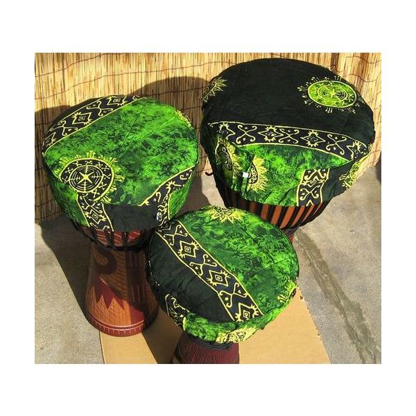 インドネシア製のジャンベ用ヘッドカバーです。バティック(ろうけつ染布)の生地を使ったモデルで、インナーにはスポンジがあしらわれています。 ジャンベのヘッド部分は、先の尖ったものなどに当たると裂けやすいですので、ヘッドカバーで保護することをお...