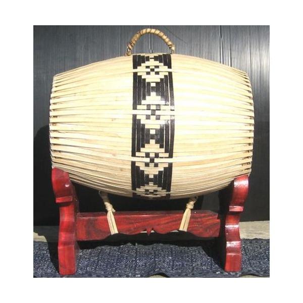 タイの伝統的な両面太鼓です。この楽器はタイの楽器の中で神が宿る最も神聖な楽器とされ、必ず台座の上に取り付けられています。丈夫な牛皮のロープを使い、打面は強く張られていますので、はっきりとした強い音が鳴ります。胴体:チーク、ヘッド:ヤギ皮、ロ...