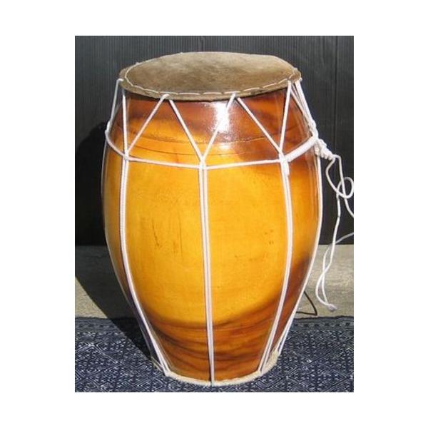 ずんぐりとした形のタイの打楽器です。通常は、横向きに膝の上に乗せ指や両手を使って叩きます。打面には牛皮が張られていますが、低音はあまり出ず、比較的高音がでます。※自然素材のため、ヘッドの色合等、写真と若干異なる場合がございます。胴体:木製、...