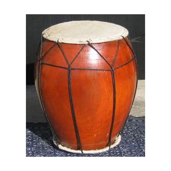 ずんぐりとした形のタイの打楽器です。<br>通常は、横向きに膝の上に乗せ指や両手を使って叩きます。打面には牛皮が張られていますが、低音はあまり出ず、比較的高音がでます。※ボディーやヘッドの色合等、写真と若干異なる場合がございます...