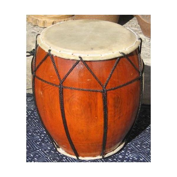 ずんぐりとした形のタイの打楽器です。通常は、横向きに膝の上に乗せ指や両手を使って叩きます。打面には牛皮が張られていますが、低音はあまり出ず、比較的高音がでます。※表記サイズはおおよその目安です。<br>また、自然素材のため、ヘッ...