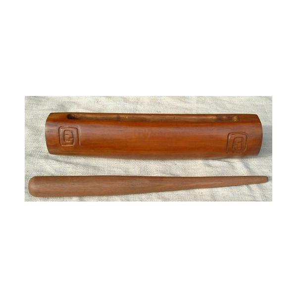 マホガニーの木に縦長の穴を掘っただけの原始的な打楽器です。木の棒で叩くと、木そのものの音が素朴に響きます。素朴な楽器ゆえ、インテリアとしてもどこか心が和みます。なお、自然素材のため、サイズ/重量は、表記とは若干の誤差があります。　≪インドネ...