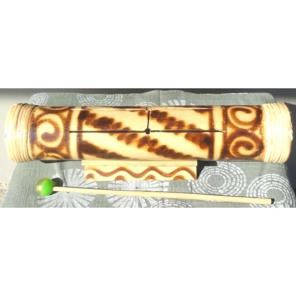 竹に大小2つの切り込み鍵盤を作り、付属のマレットで叩いて音を奏でる素朴な打楽器です。竹から生まれる音は柔らかく優しい音色で、とても癒されます。素朴絵柄が施されており、インテリアとしてもどこか心が和みます。なお、自然素材のため、サイズ/重量は...