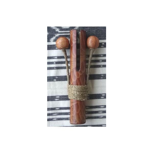 中央にスリットを入れた竹棒に木の玉が当たることによってカタカタと音を立てる素朴な楽器です。竹の音色は柔らかく、心地の良い響きです。天然素材の玩具としてもお勧めです。≪インドネシア製≫サイズ−長さ：約20cm、竹筒直径：約3cm、重量：約80...