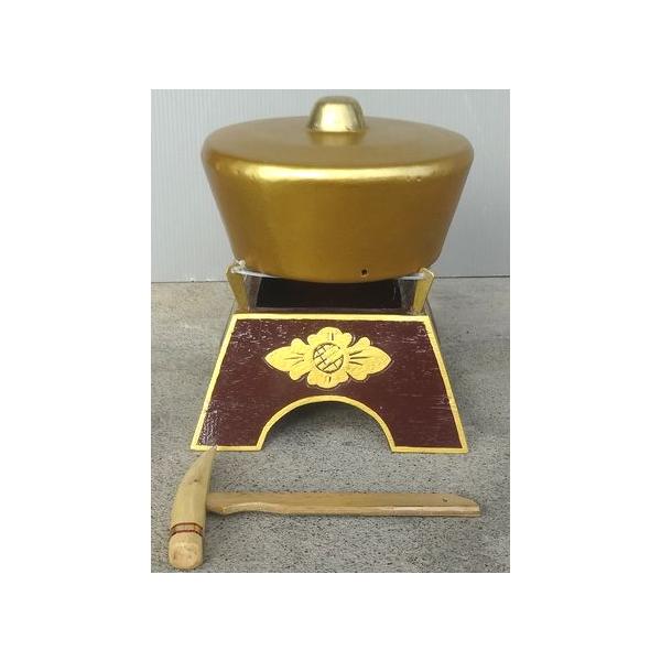 バリ島のガムラン演奏や儀礼で一定のテンポやリズムをキープするために用いられる小さなゴングです。<BR>縦長の鉄製ゴングが木製の土台に取り付けられています。土台の上に浮かすような状態で取り付けられており、高い音調ですので、他の音に...