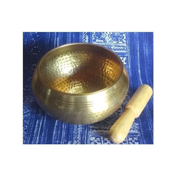 シンギングボールは、チベット仏教の宗教儀式に用いられる法具のひとつです。木製の棒で椀の周囲をゆっくり擦るように回すと、金属の波動が共鳴しあい、それが徐々に奥行きのある神秘的な倍音の響きとなります。その音は、まるで宇宙に繋がる波動のようにも感...