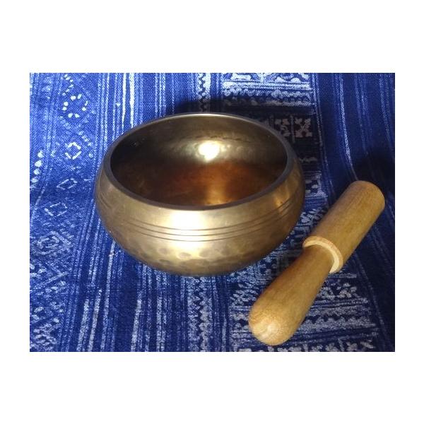 シンギングボールは、チベット仏教の宗教儀式に用いられる法具のひとつです。木製の棒で椀の周囲をゆっくり擦るように回すと、金属の波動が共鳴しあい、それが徐々に奥行きのある神秘的な倍音の響きとなります。その音は、まるで宇宙に繋がる波動のようにも感...