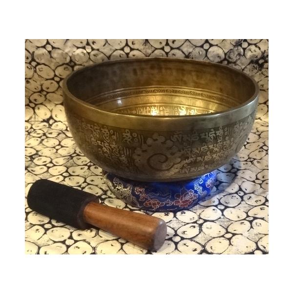 シンギングボールは、チベット仏教の宗教儀式に用いられる法具のひとつです。木製の棒で椀の周囲をゆっくり擦るように回すと、金属の波動が共鳴しあい、それが徐々に奥行きのある神秘的な倍音の響きとなります。その音は、まるで宇宙に繋がる波動のようにも感...