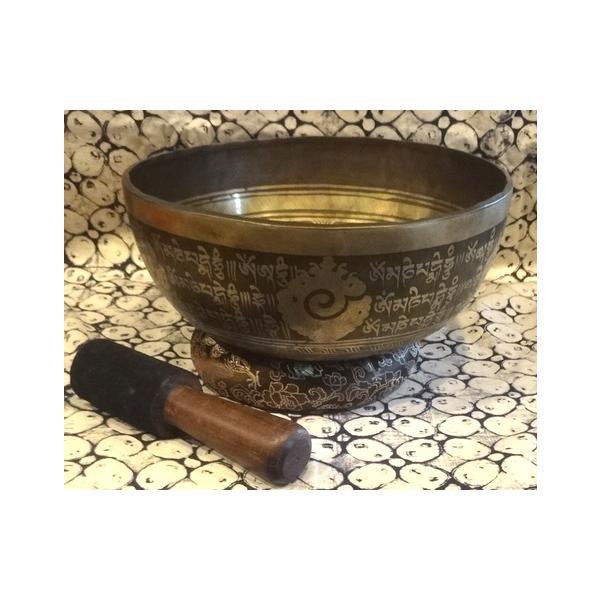 シンギングボールは、チベット仏教の宗教儀式に用いられる法具のひとつです。木製の棒で椀の周囲をゆっくり擦るように回すと、金属の波動が共鳴しあい、それが徐々に奥行きのある神秘的な倍音の響きとなります。その音は、まるで宇宙に繋がる波動のようにも感...