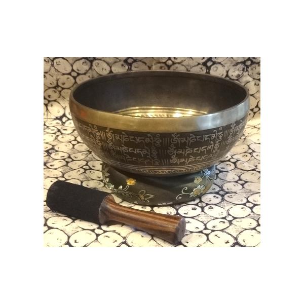 シンギングボールは、チベット仏教の宗教儀式に用いられる法具のひとつです。木製の棒で椀の周囲をゆっくり擦るように回すと、金属の波動が共鳴しあい、それが徐々に奥行きのある神秘的な倍音の響きとなります。その音は、まるで宇宙に繋がる波動のようにも感...