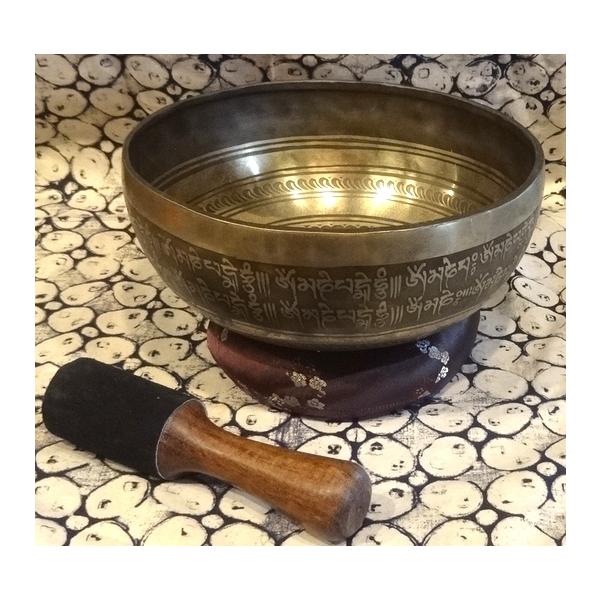 シンギングボールは、チベット仏教の宗教儀式に用いられる法具のひとつです。木製の棒で椀の周囲をゆっくり擦るように回すと、金属の波動が共鳴しあい、それが徐々に奥行きのある神秘的な倍音の響きとなります。その音は、まるで宇宙に繋がる波動のようにも感...