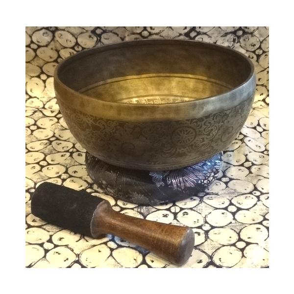 シンギングボールは、チベット仏教の宗教儀式に用いられる法具のひとつです。木製の棒で椀の周囲をゆっくり擦るように回すと、金属の波動が共鳴しあい、それが徐々に奥行きのある神秘的な倍音の響きとなります。その音は、まるで宇宙に繋がる波動のようにも感...