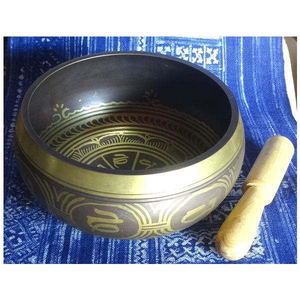 シンギングボールは、チベット仏教の宗教儀式に用いられる法具のひとつです。木製の棒で椀の周囲をゆっくり擦るように回すと、金属の波動が共鳴しあい、それが徐々に奥行きのある神秘的な倍音の響きとなります。その音は、まるで宇宙に繋がる波動のようにも感...