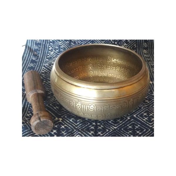 シンギングボールは、チベット仏教の宗教儀式に用いられる法具のひとつです。木製の棒で椀の周囲をゆっくり擦るように回すと、金属の波動が共鳴しあい、それが徐々に奥行きのある神秘的な倍音の響きとなります。その音は、まるで宇宙に繋がる波動のようにも感...