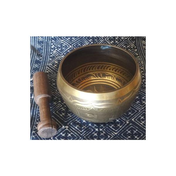 シンギングボールは、チベット仏教の宗教儀式に用いられる法具のひとつです。木製の棒で椀の周囲をゆっくり擦るように回すと、金属の波動が共鳴しあい、それが徐々に奥行きのある神秘的な倍音の響きとなります。その音は、まるで宇宙に繋がる波動のようにも感...