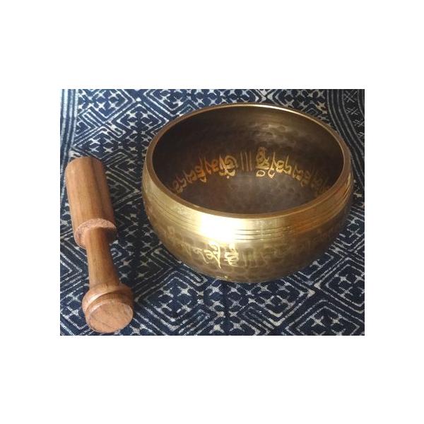 シンギングボールは、チベット仏教の宗教儀式に用いられる法具のひとつです。木製の棒で椀の周囲をゆっくり擦るように回すと、金属の波動が共鳴しあい、それが徐々に奥行きのある神秘的な倍音の響きとなります。その音は、まるで宇宙に繋がる波動のようにも感...