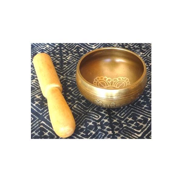 シンギングボールは、チベット仏教の宗教儀式に用いられる法具のひとつです。木製の棒で椀の周囲をゆっくり擦るように回すと、金属の波動が共鳴しあい、それが徐々に奥行きのある神秘的な倍音の響きとなります。その音は、まるで宇宙に繋がる波動のようにも感...