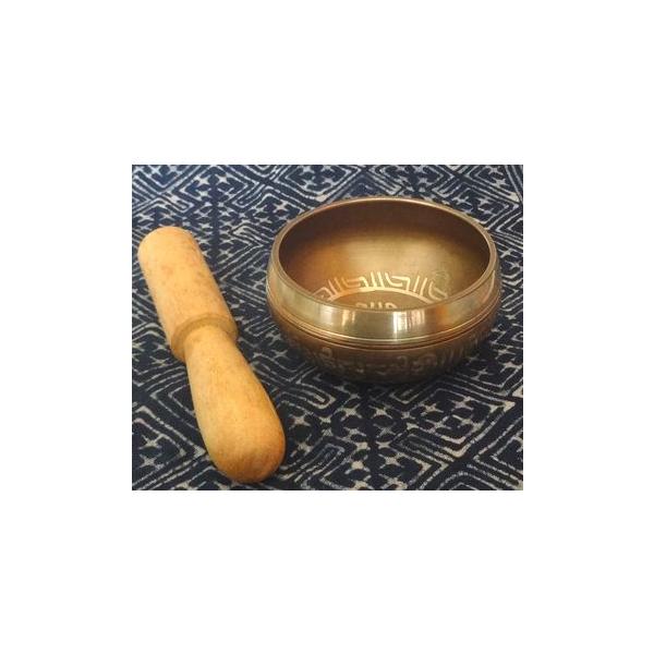 シンギングボールは、チベット仏教の宗教儀式に用いられる法具のひとつです。木製の棒で椀の周囲をゆっくり擦るように回すと、金属の波動が共鳴しあい、それが徐々に奥行きのある神秘的な倍音の響きとなります。その音は、まるで宇宙に繋がる波動のようにも感...