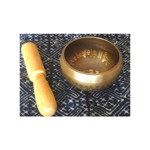 シンギングボールは、チベット仏教の宗教儀式に用いられる法具のひとつです。木製の棒で椀の周囲をゆっくり擦るように回すと、金属の波動が共鳴しあい、それが徐々に奥行きのある神秘的な倍音の響きとなります。その音は、まるで宇宙に繋がる波動のようにも感...