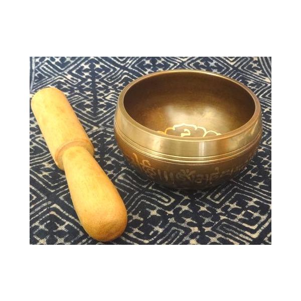 シンギングボールは、チベット仏教の宗教儀式に用いられる法具のひとつです。木製の棒で椀の周囲をゆっくり擦るように回すと、金属の波動が共鳴しあい、それが徐々に奥行きのある神秘的な倍音の響きとなります。その音は、まるで宇宙に繋がる波動のようにも感...