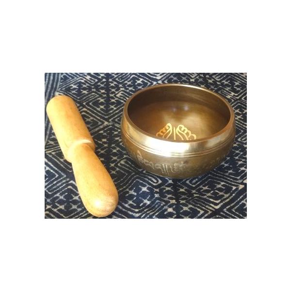 シンギングボールは、チベット仏教の宗教儀式に用いられる法具のひとつです。木製の棒で椀の周囲をゆっくり擦るように回すと、金属の波動が共鳴しあい、それが徐々に奥行きのある神秘的な倍音の響きとなります。その音は、まるで宇宙に繋がる波動のようにも感...