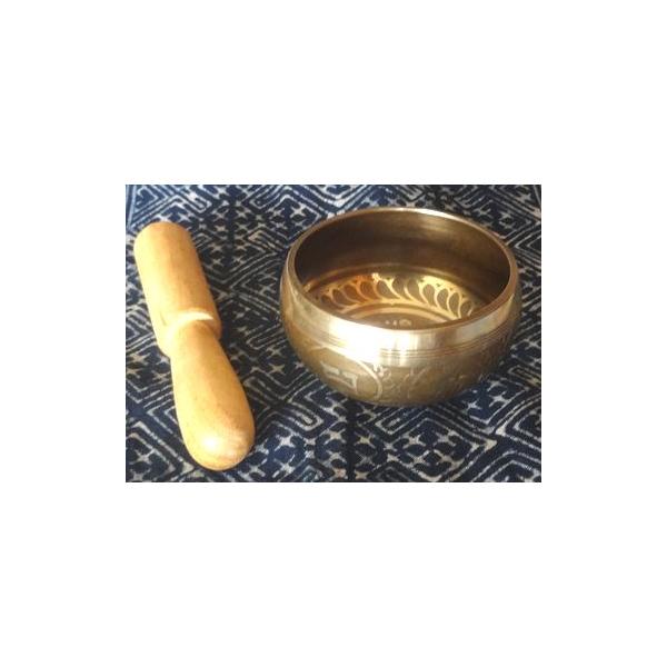 シンギングボールは、チベット仏教の宗教儀式に用いられる法具のひとつです。木製の棒で椀の周囲をゆっくり擦るように回すと、金属の波動が共鳴しあい、それが徐々に奥行きのある神秘的な倍音の響きとなります。その音は、まるで宇宙に繋がる波動のようにも感...