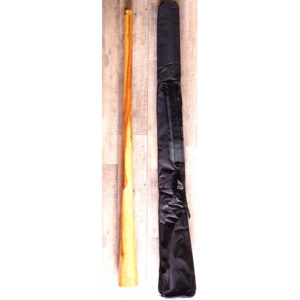 北オーストラリアにもほど近いインドネシア−西ティモールの上質ユーカリでできた本格的なディジュリドゥーです。吹き口に小さな穴のマウスピースが装着されていることが特徴です。それにより、少ない息で大きな共鳴音を作れるばかりか、早吹きやトゥーツ演奏...