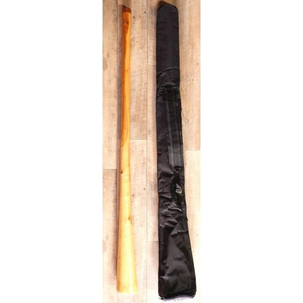 北オーストラリアにもほど近いインドネシア−西ティモールの上質ユーカリでできた本格的なディジュリドゥーです。吹き口に小さな穴のマウスピースが装着されていることが特徴です。それにより、少ない息で大きな共鳴音を作れるばかりか、早吹きやトゥーツ演奏...