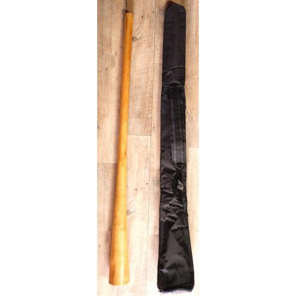 北オーストラリアにもほど近いインドネシア−西ティモールの上質ユーカリでできた本格的なディジュリドゥーです。吹き口に小さな穴のマウスピースが装着されていることが特徴です。それにより、少ない息で大きな共鳴音を作れるばかりか、早吹きやトゥーツ演奏...