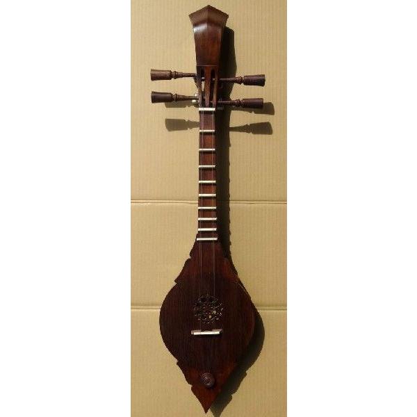 タイの伝統的な弦楽器です。ネックには背の高いフレットが取り付けられてあって、４弦２コースの金属弦が張ってあります。フレットによる音階は、７音で１オクターブ分のタイ独特のものです。調弦用にはギターのペグが使用されており、本来の弦巻用の柄は飾り...