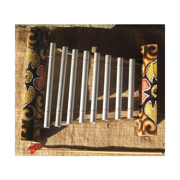 装飾された竹製の土台に中空のスティール管が8つ並んだ楽器です。音階は、ド、レ、ミ、ファ、ソ、ラ、シ、ド、の西洋音階になっています。鍵盤が空中に浮かんでいるような構造のため、余韻のある響き方をします。形状も味があるので、お部屋のインテリアにも...