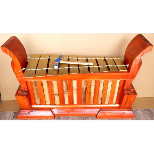 インドネシアは伝統音楽ガムランの演奏に用いられる楽器です。代表的な打鍵楽器「ガンサ」の大きなものを「カンティル」と呼びます。厚い金属板を用いるため、重厚で迫力のある音が鳴ります。竹筒の共鳴器も長く作られていますので、深く余韻のある音が響きま...